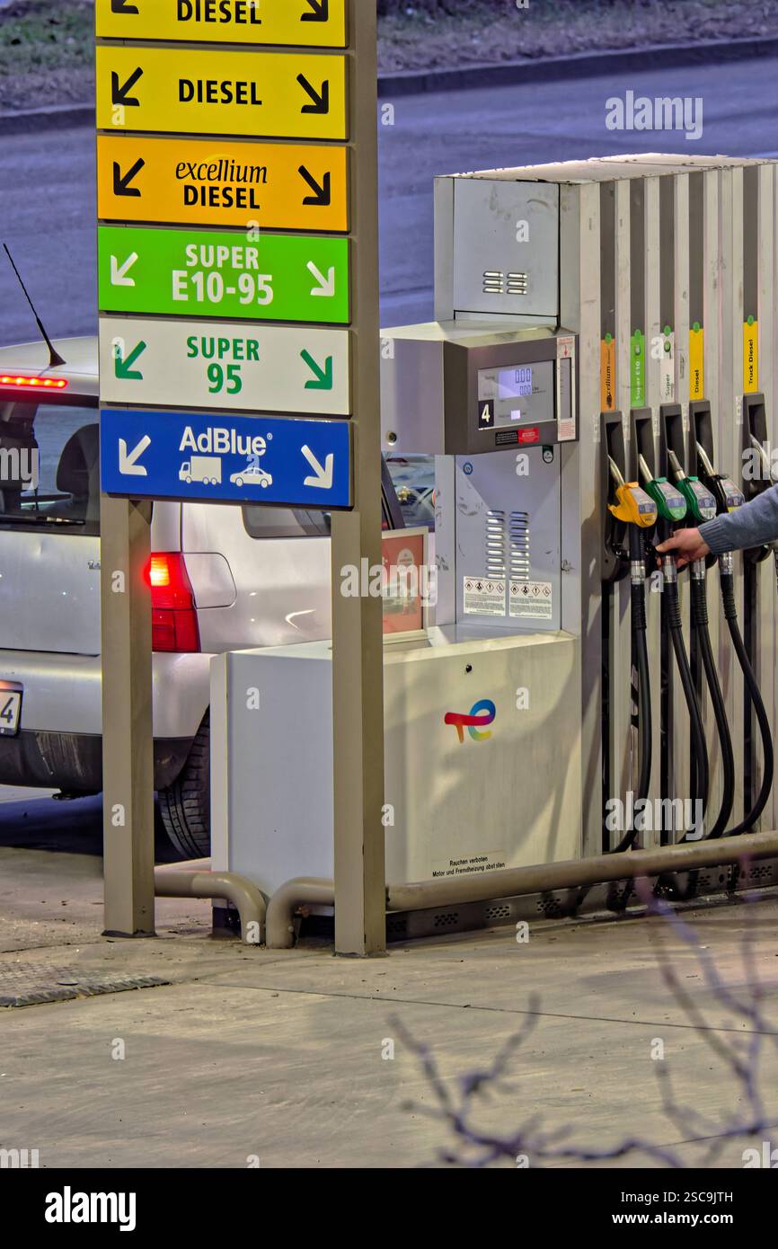 Hoffentlich ist gerade ein günstiger Augenblick um zu Tanken. Mit dem ...