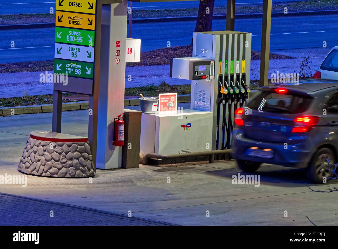 Hoffentlich ist gerade ein günstiger Augenblick um zu Tanken. Mit dem ...