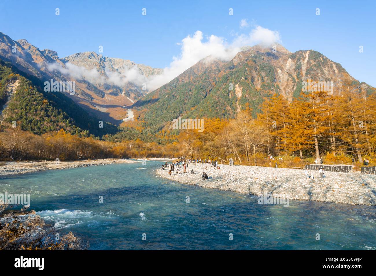 Kamikochi has a beautiful atmosphere during the autumn foliage season ...