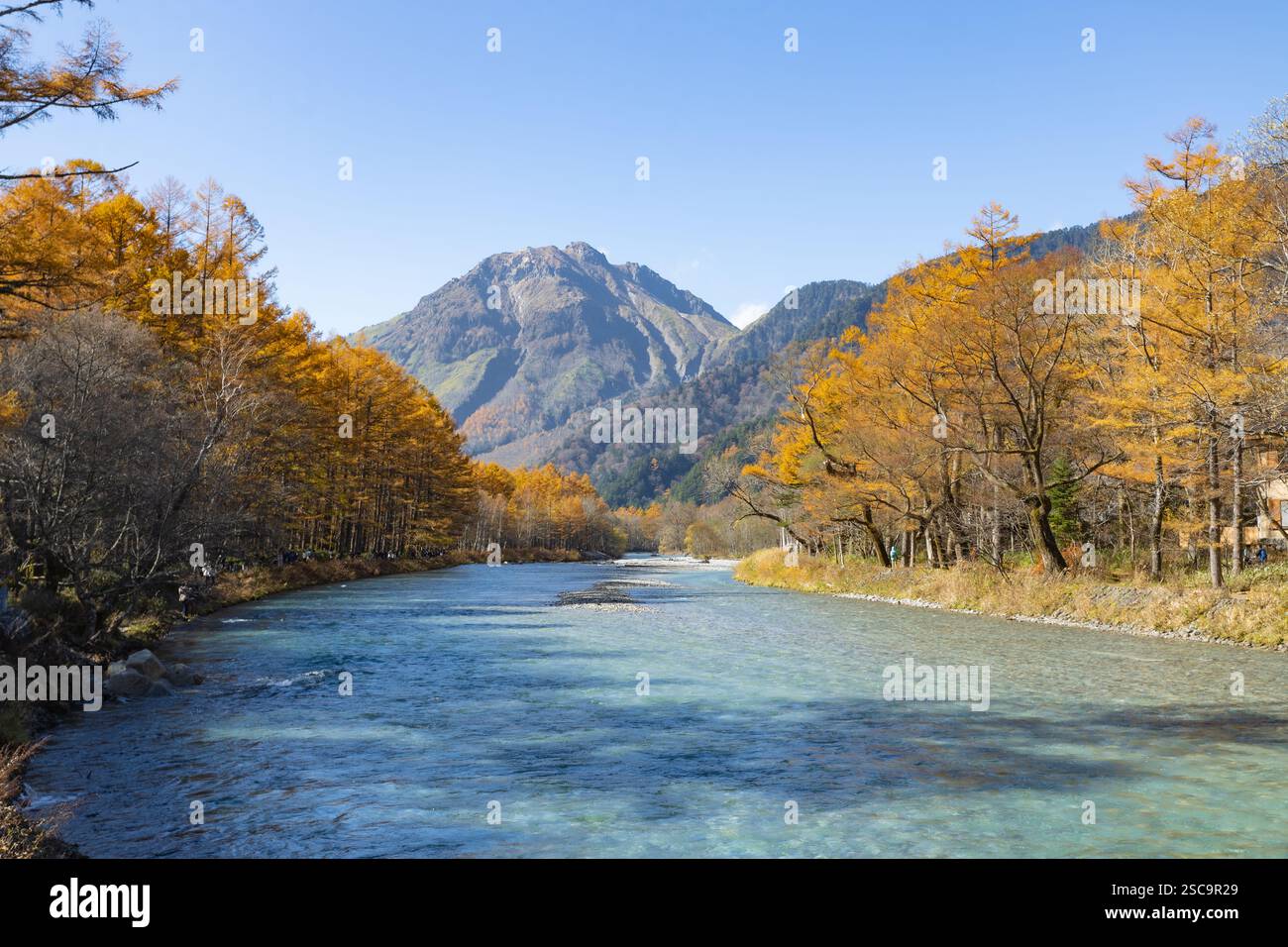 Kamikochi has a beautiful atmosphere during the autumn foliage season ...