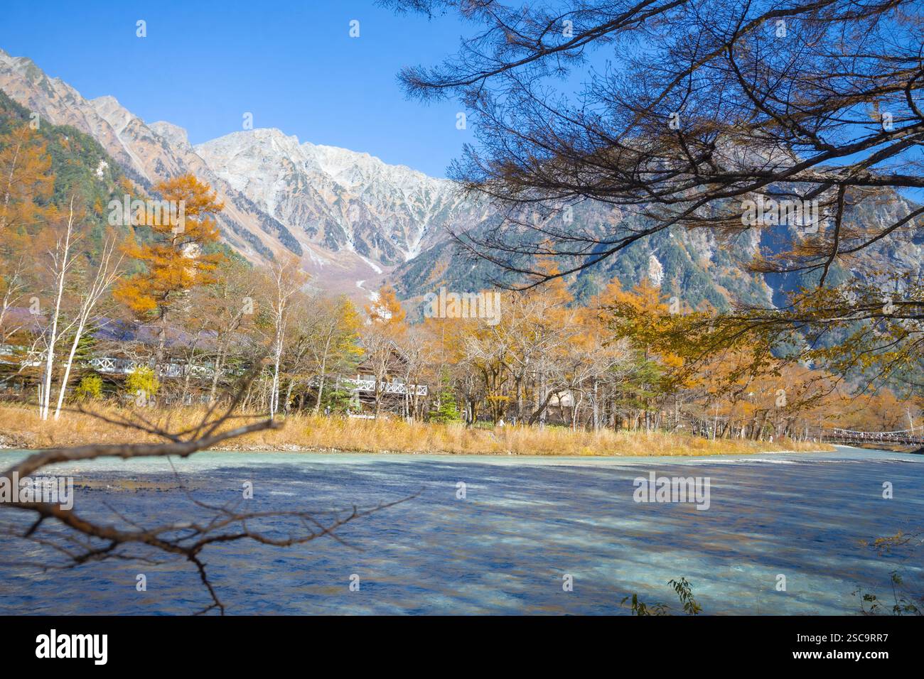 Kamikochi has a beautiful atmosphere during the autumn foliage season ...