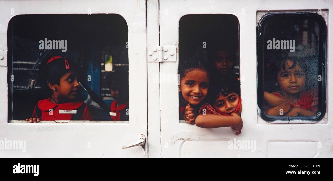 Kindergarten IND, 20190101, Schulbus mit Kleinkindern *** Kindergarten ...