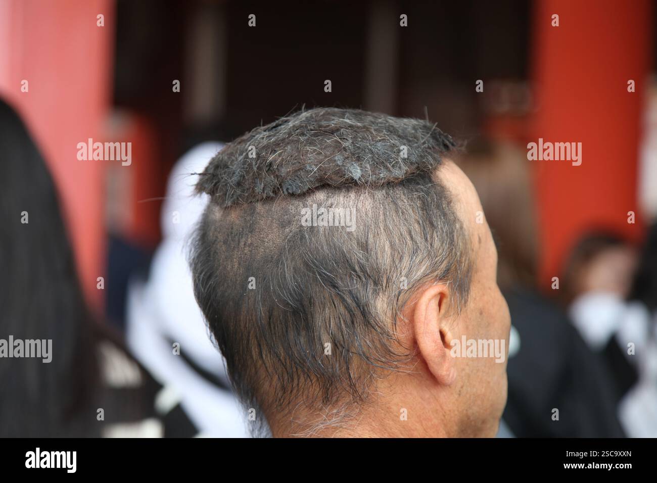 Man wearing a bad-fitting wig at Fushimi Inari Taisha Shrine in Kyoto ...
