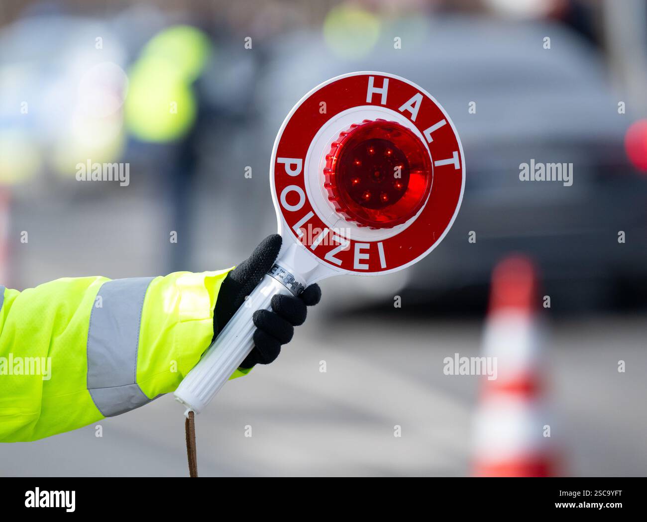 Oberaudorf, Germany. 06th Feb, 2025. A policewoman checks vehicles ...