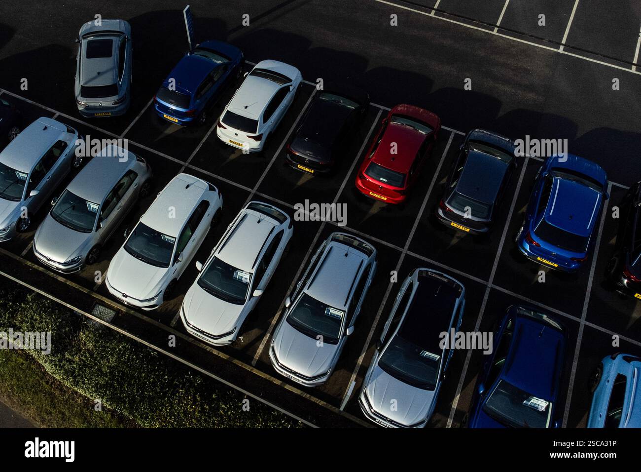 Cambridge, UK. 05th Feb, 2025. Cars are seen lined up outside a car ...