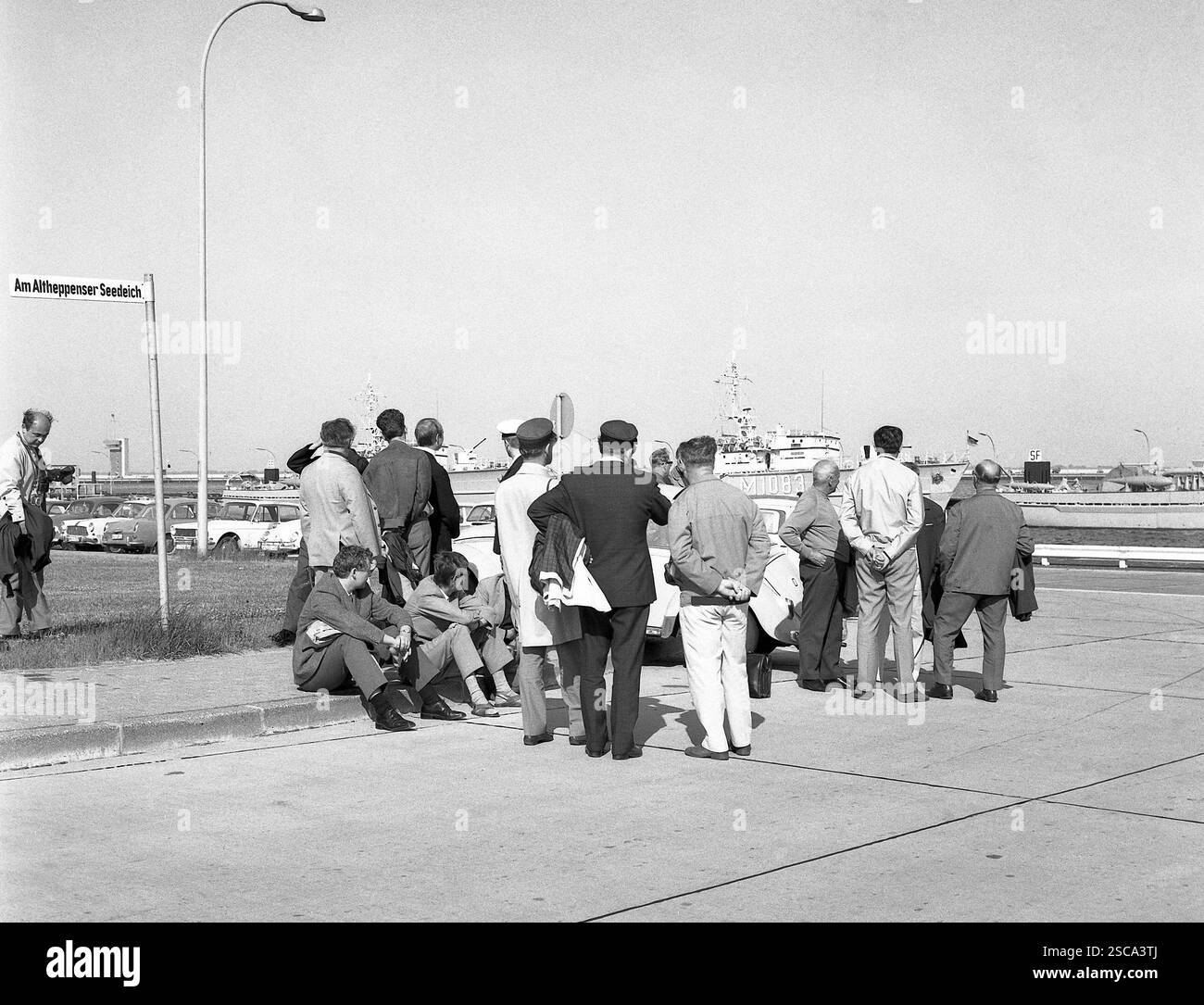 Members of the SPD (Work-group security) at the naval base Heppenser ...