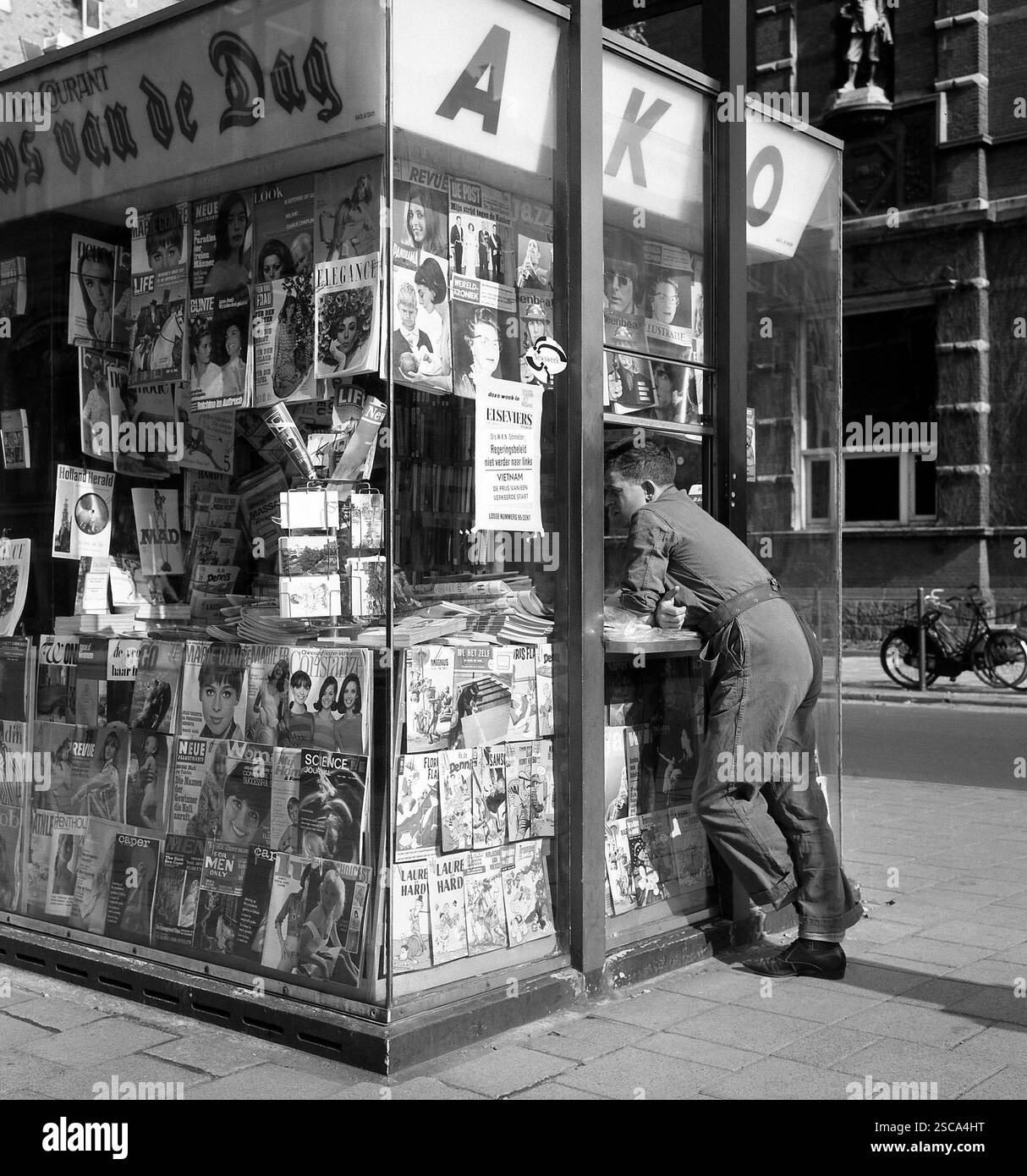 Science man woman in Black and White Stock Photos & Images - Alamy