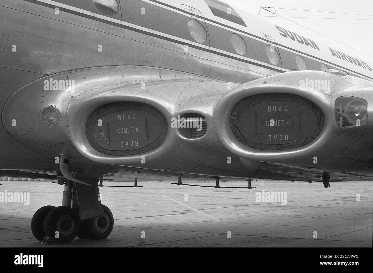 De Havilland Comet 4 jet engines of Sudan Airways in Farnborough Stock ...