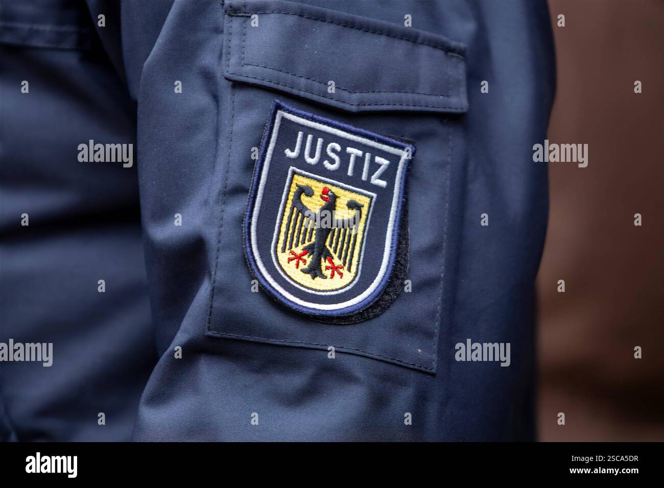 Symbolbild Justiz: Nahaufnahme vom Ärmelabzeichen des Bundes ...