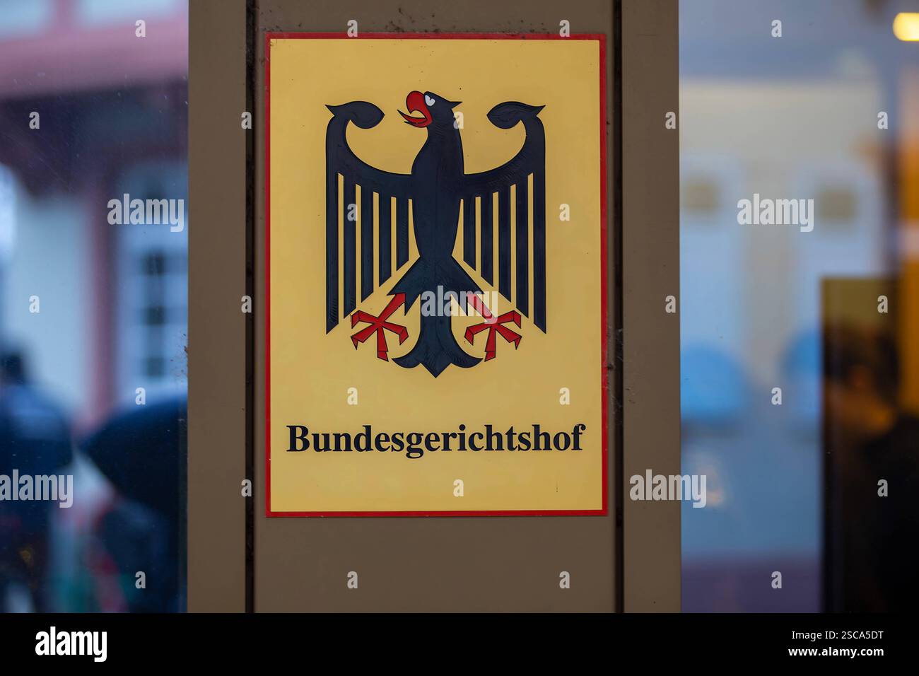 Nahaufnahme vom Schild am Bundesgerichtshof in Karlsruhe *** Close-up ...