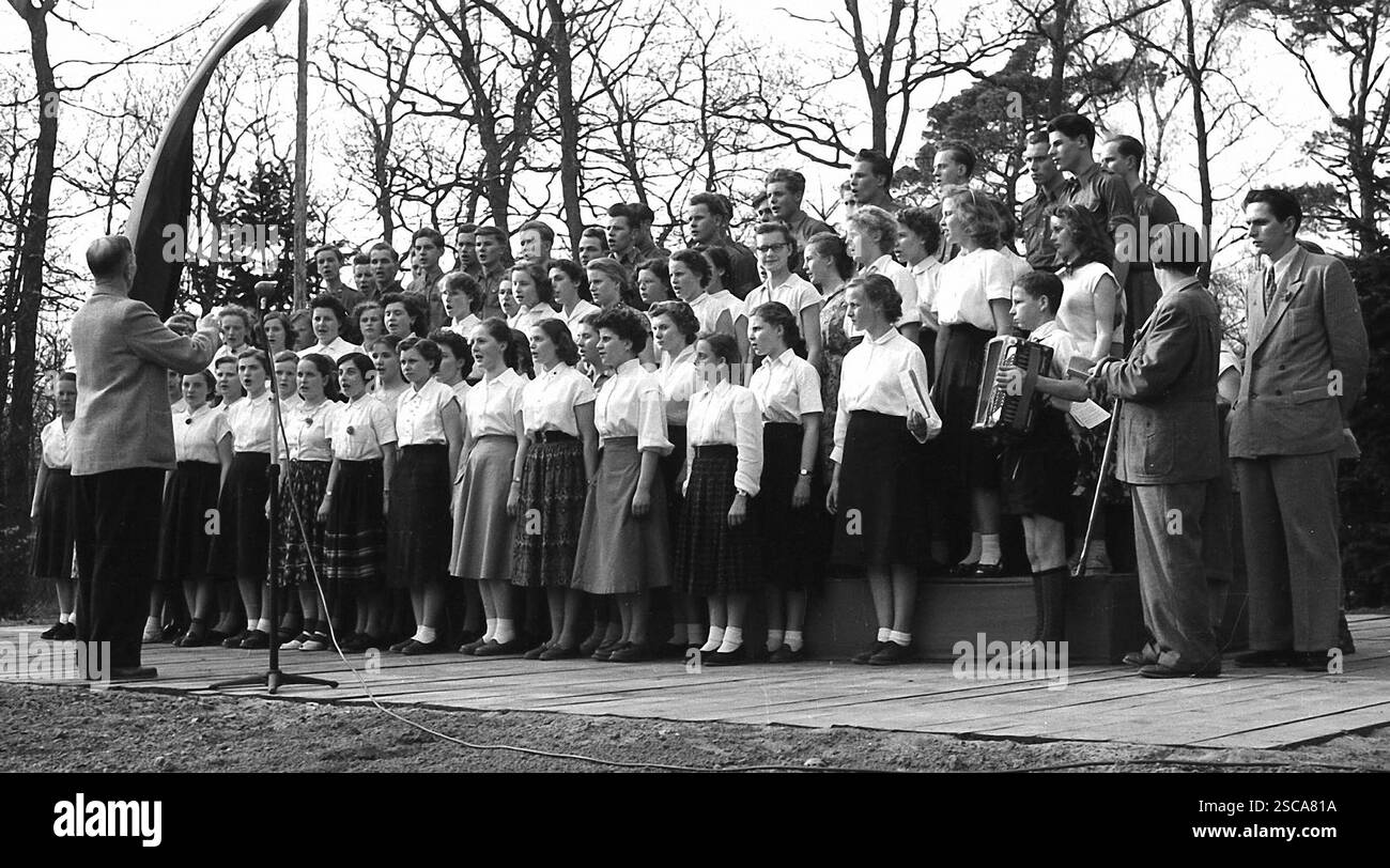 1. Mai 1954, Fuerstenwalder Stadtpark: Choir of the Oberschule (grammar ...