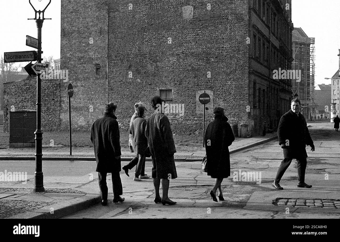 Inner-German-Permit-Meeting in East-Berlin. Picture shows men and women ...