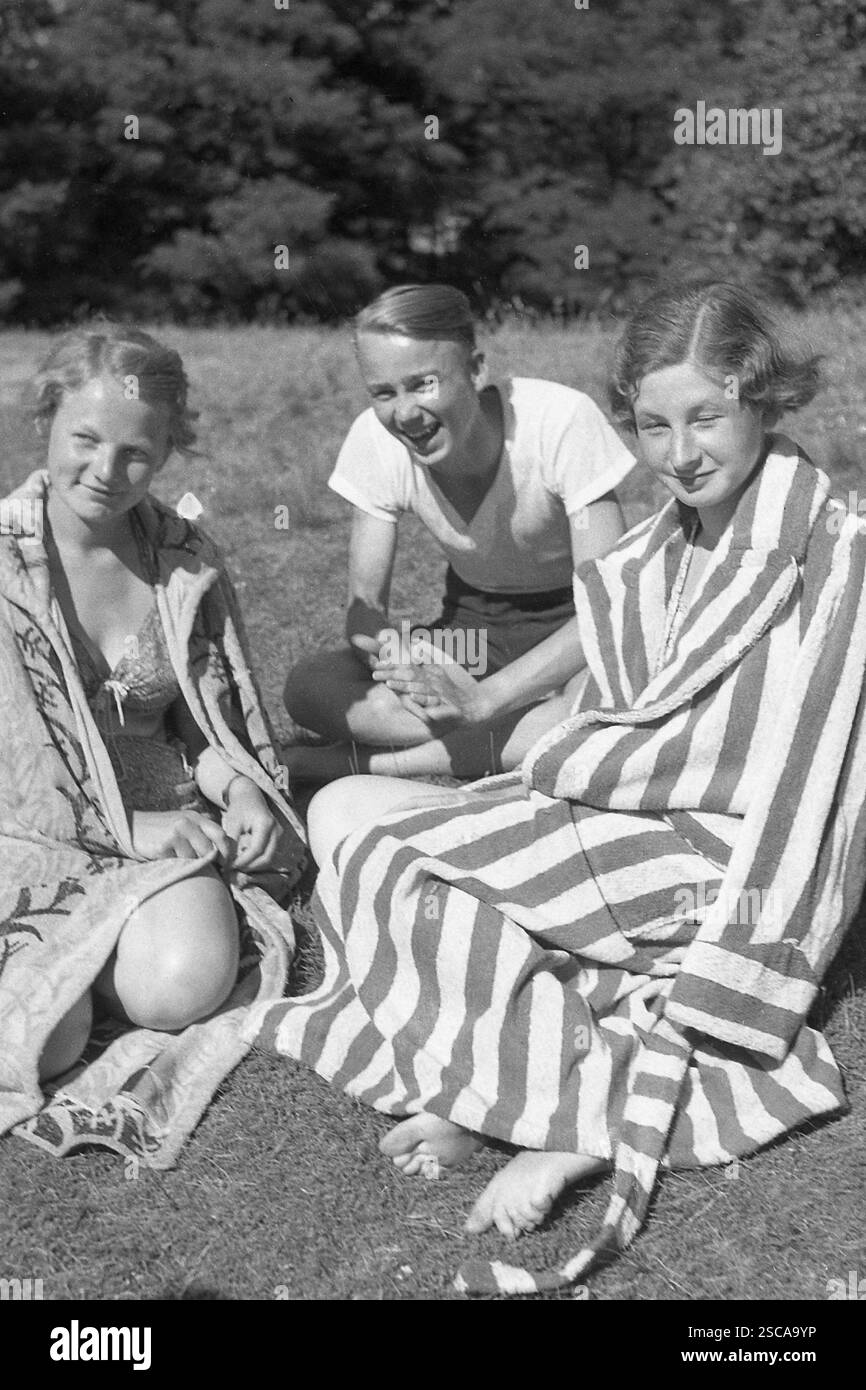 School trip: Girls (Gisela Mücke) with towel and bathrobe and a boy ...