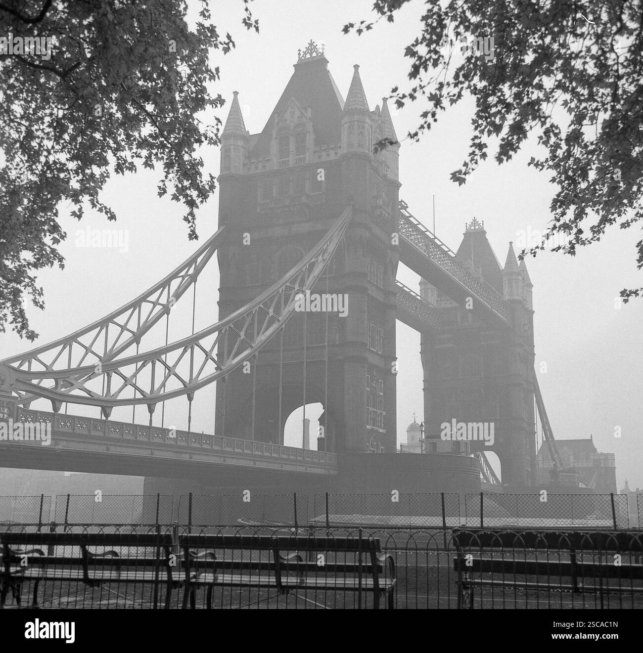 London bridge 1960s hi-res stock photography and images - Alamy