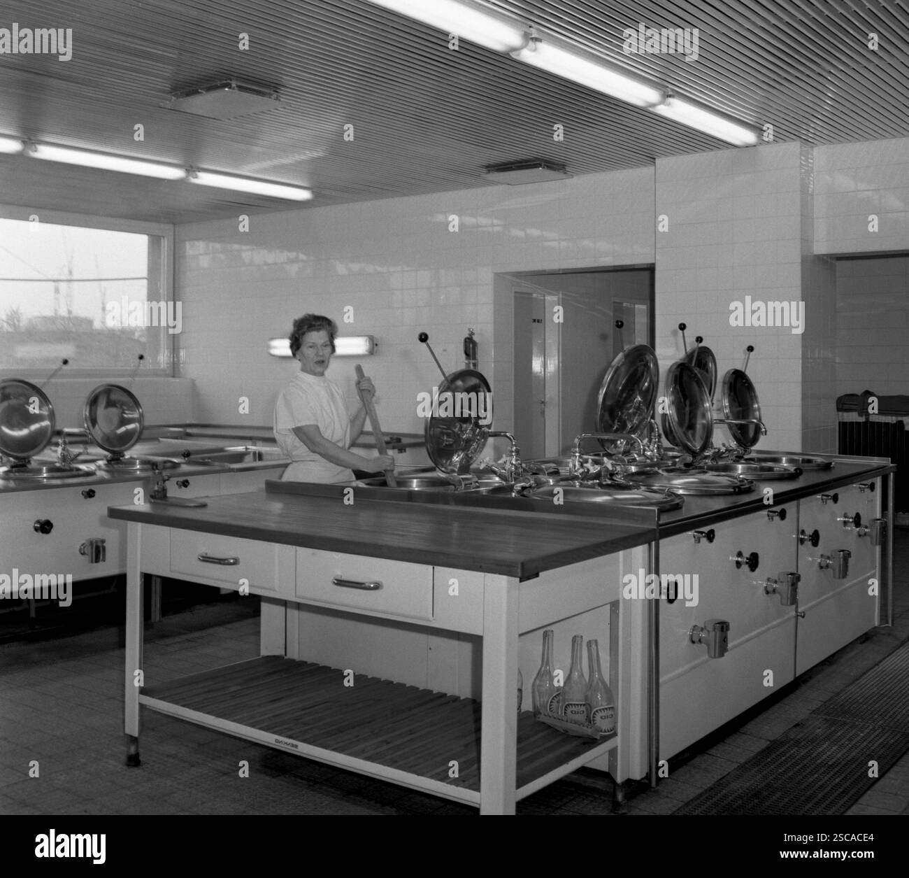 Cooking in canteen kitchen Black and White Stock Photos & Images - Alamy