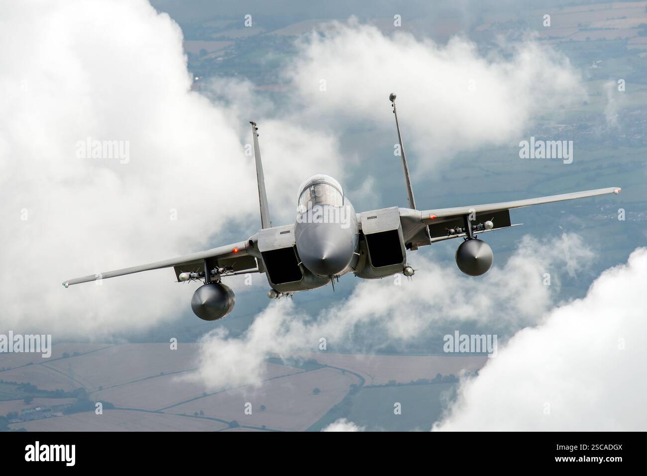 US Air Force F-15 Eagle performing a high-G turn Stock Photo - Alamy