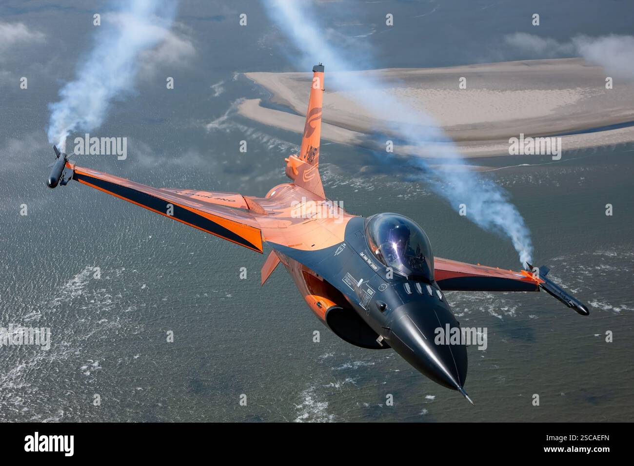 Royal Netherlands Air Force demo F-16 Fighting Falcon 'Orange Lion ...