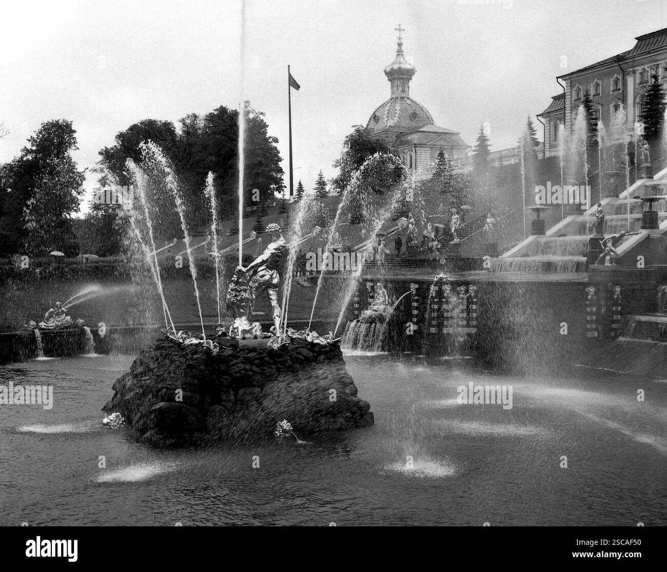 Samson water fountain Black and White Stock Photos & Images - Alamy