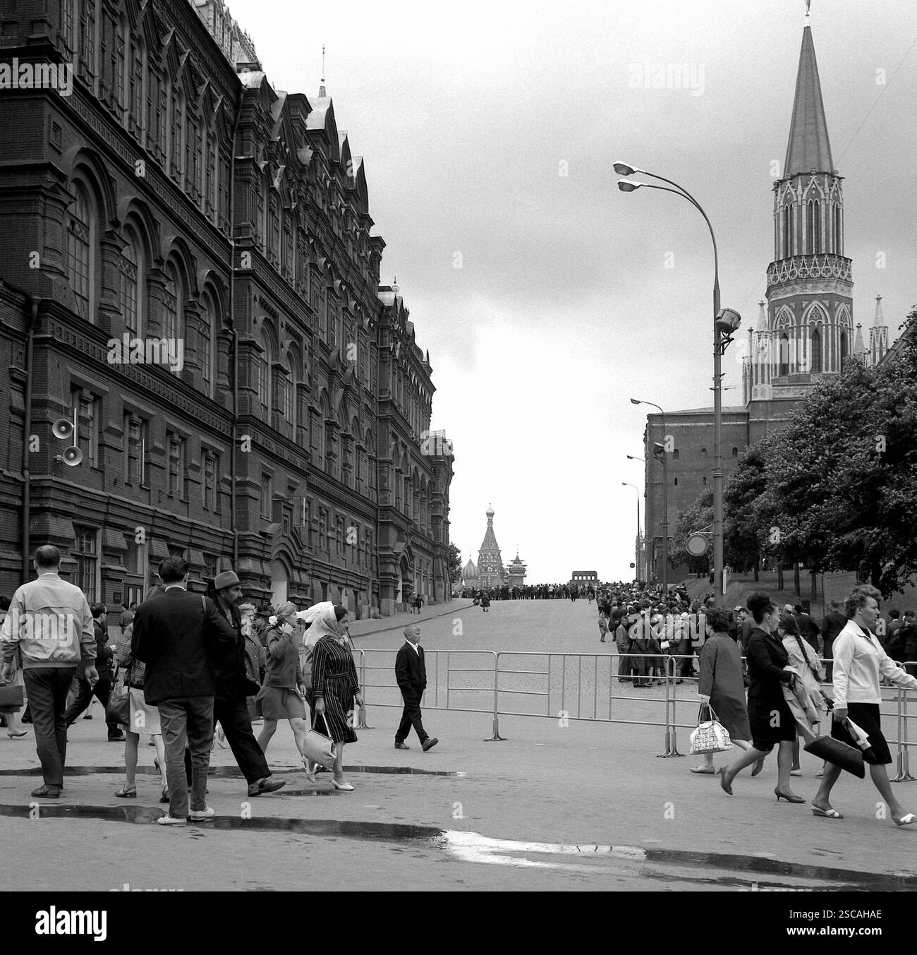 Line to lenin's mausoleum hi-res stock photography and images - Alamy