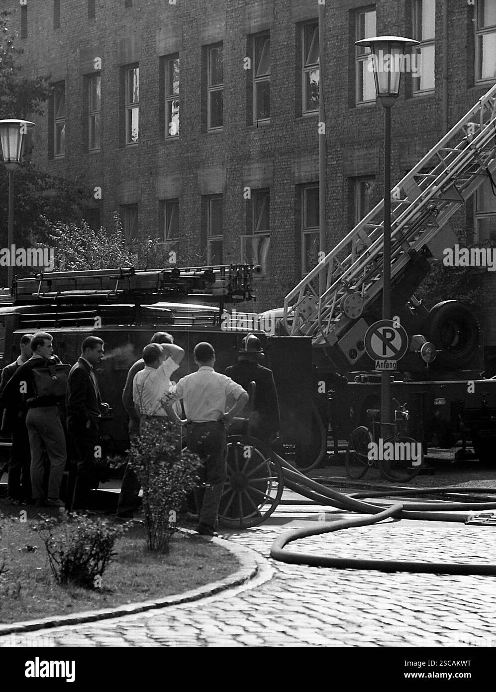 Bystanders, fireman and aerial ladder during the fire at the Berlin ...