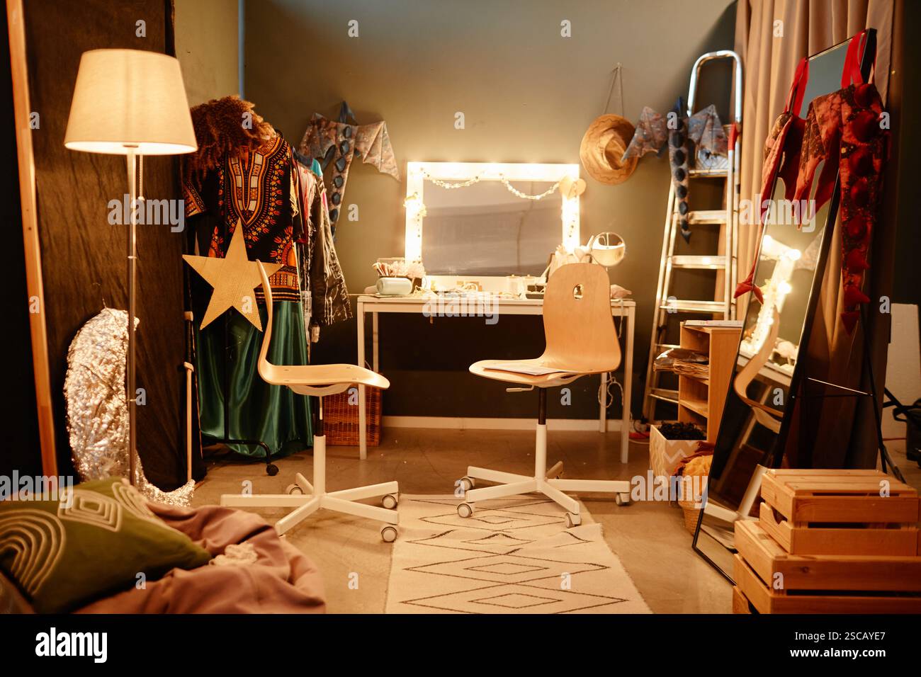 Dressing room star hi-res stock photography and images - Alamy