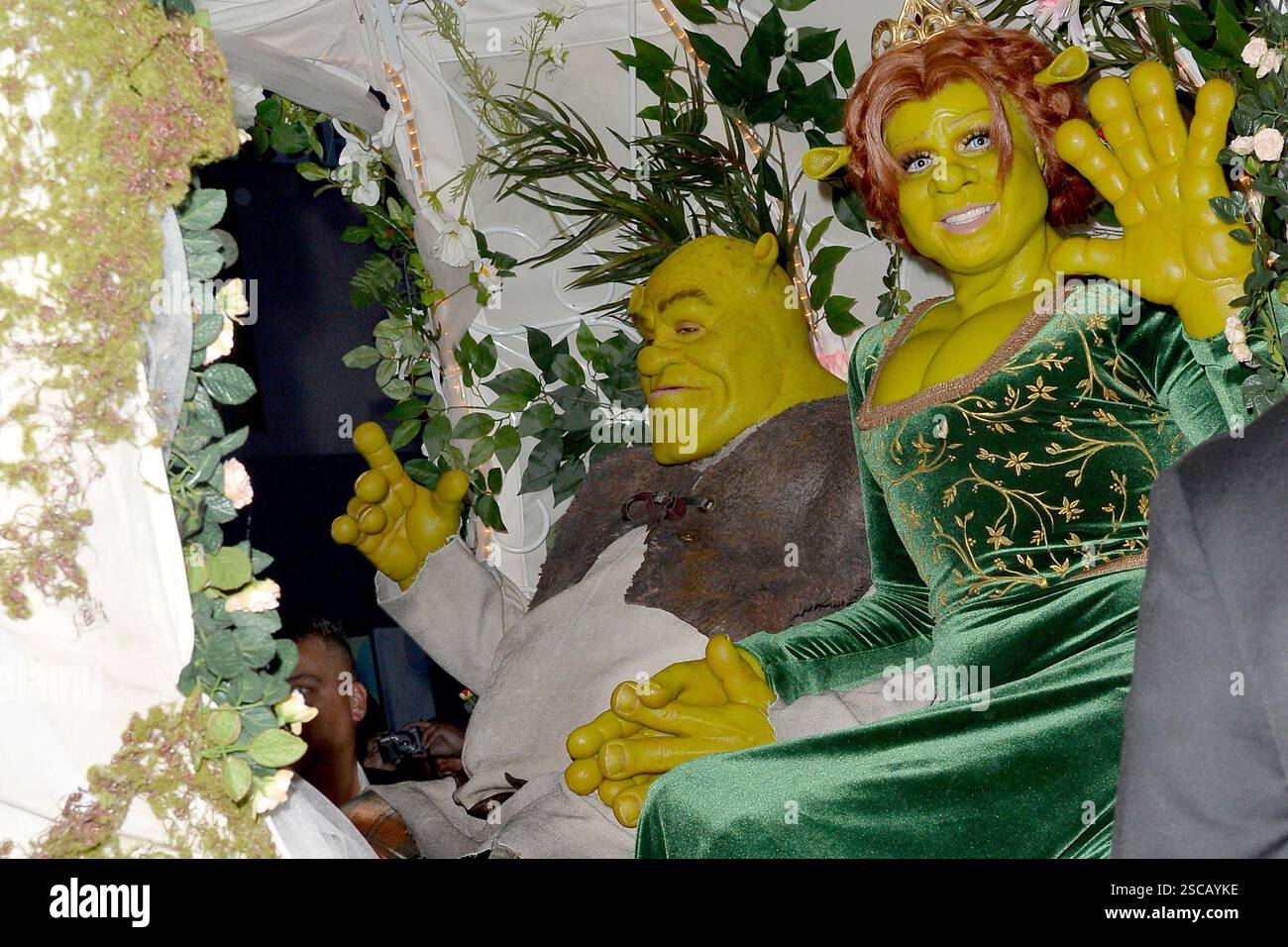 Heidi Klum and her new boyfriend,Tom Kaulitz dress as Shrek & Fiona for ...