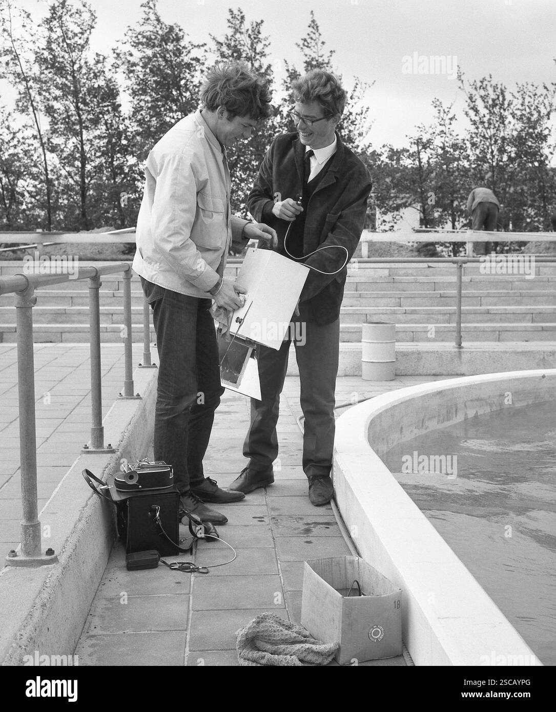 Dolphinarium in Harderwijk. Picture shows men at the pool with a scuba ...