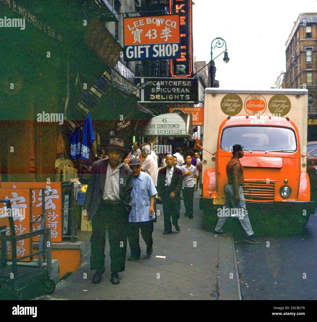 A bustling street in Chinatown. [automated translation] Stock Photo - Alamy