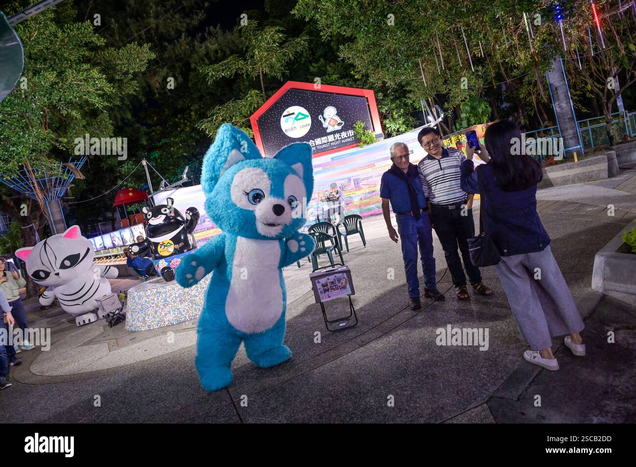 Comicfigur posiert mit Touristen, Kaohsiung, Taiwan *** Cartoon ...