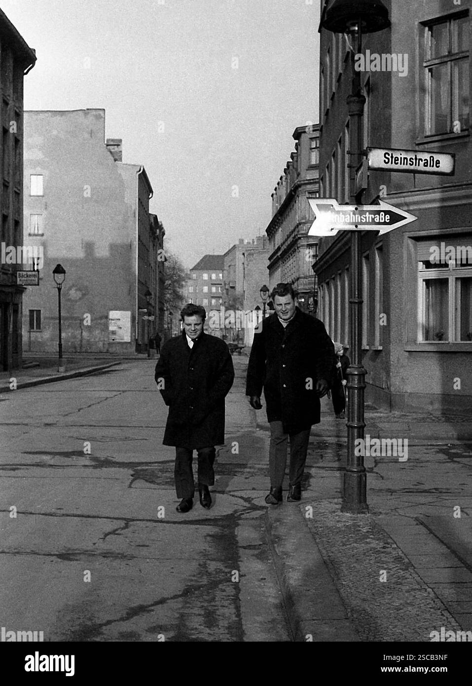 Men at the Gormannstrasse crossing Steinstrasse in East-Berlin Stock ...