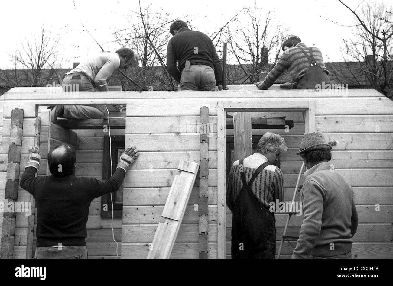 Men building a wooden house in Berlin, 1983 [automated translation ...