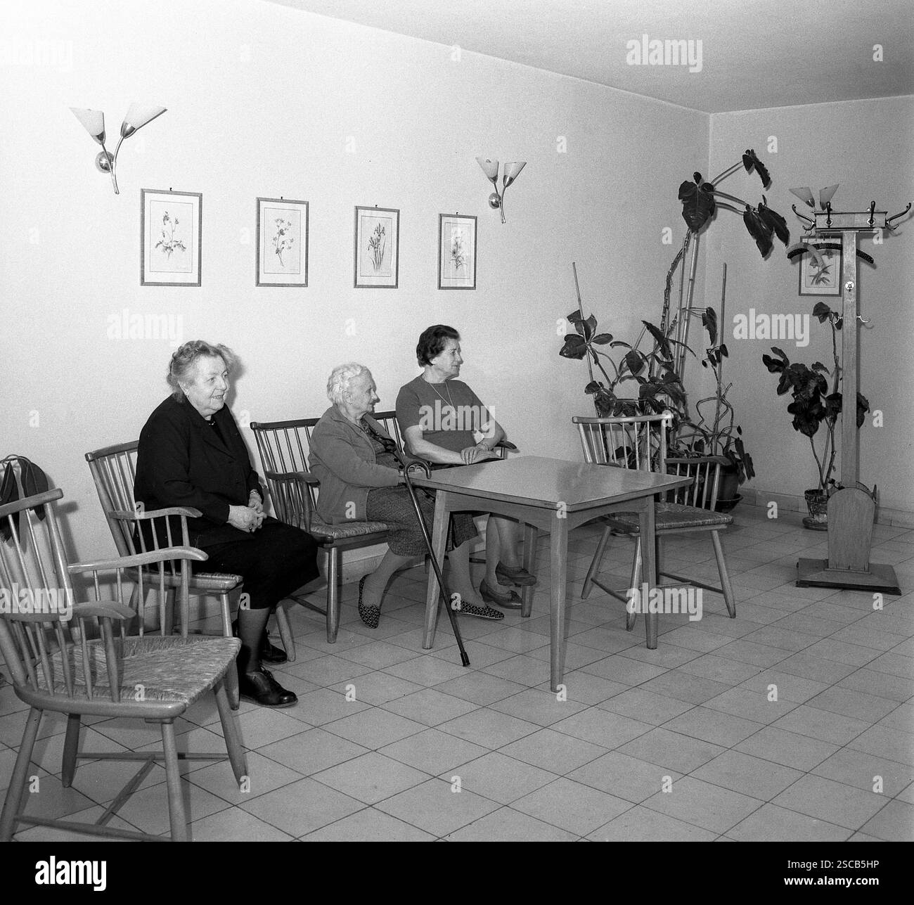 Three women in a lounge of the Marie Juchacz retirement home in Berlin ...