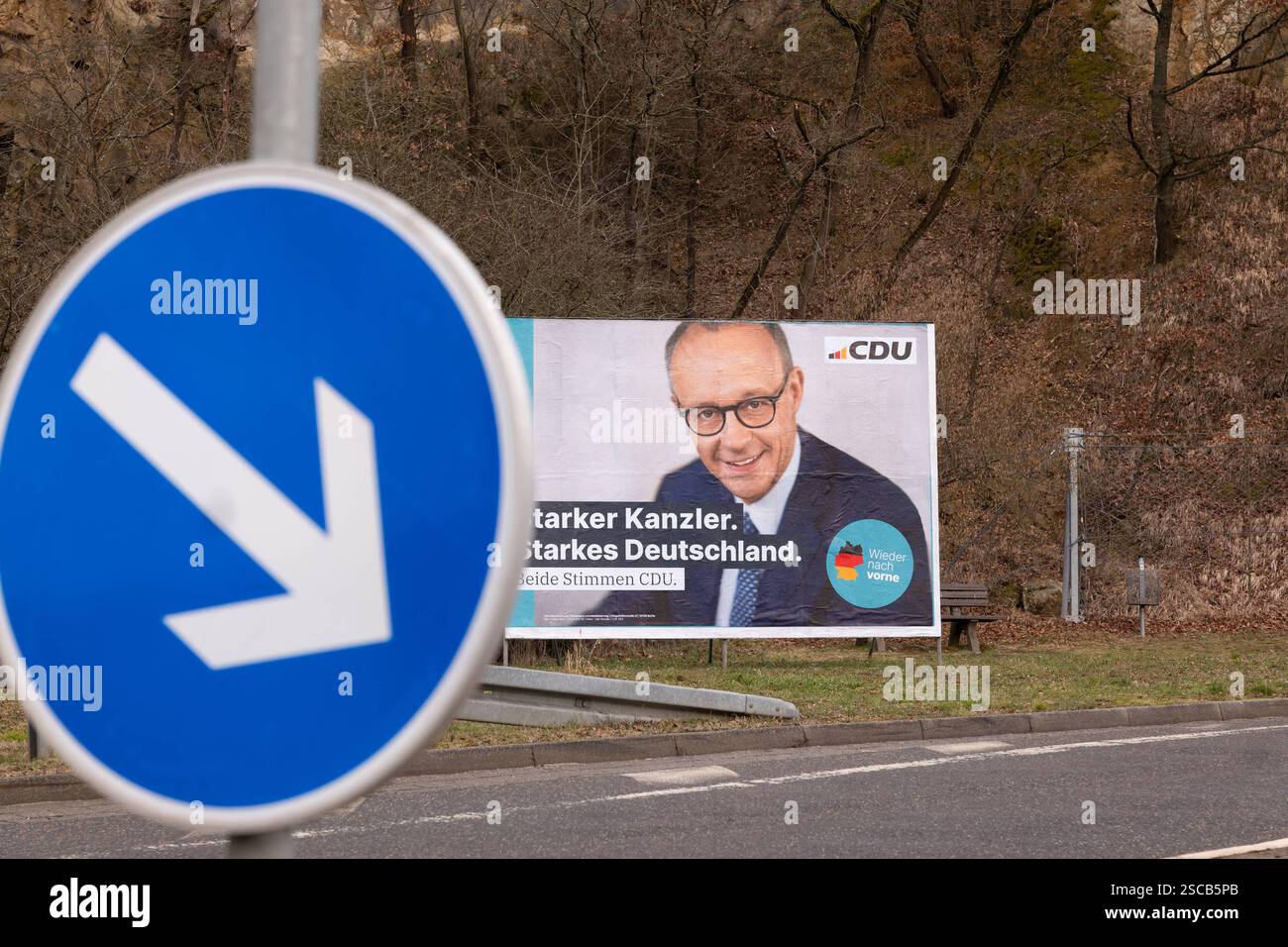 Wahlplakat der CDU mit Friedrich Merz und Verkehrsschild 06.02.25 ...