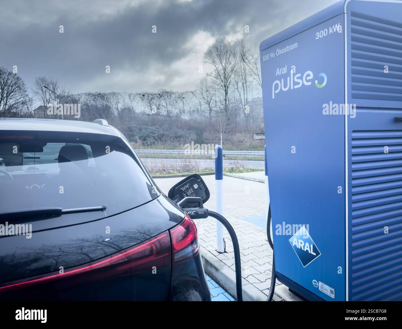 Deutschland, Europa. Aral Tankstelle, Aral pulse, E-Ladesäule ...