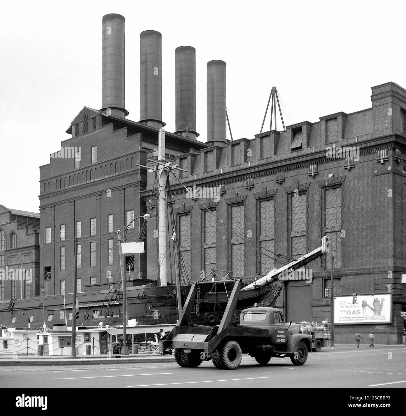 The haven of Baltimore. In foreground a breakdown vehicle Stock Photo ...