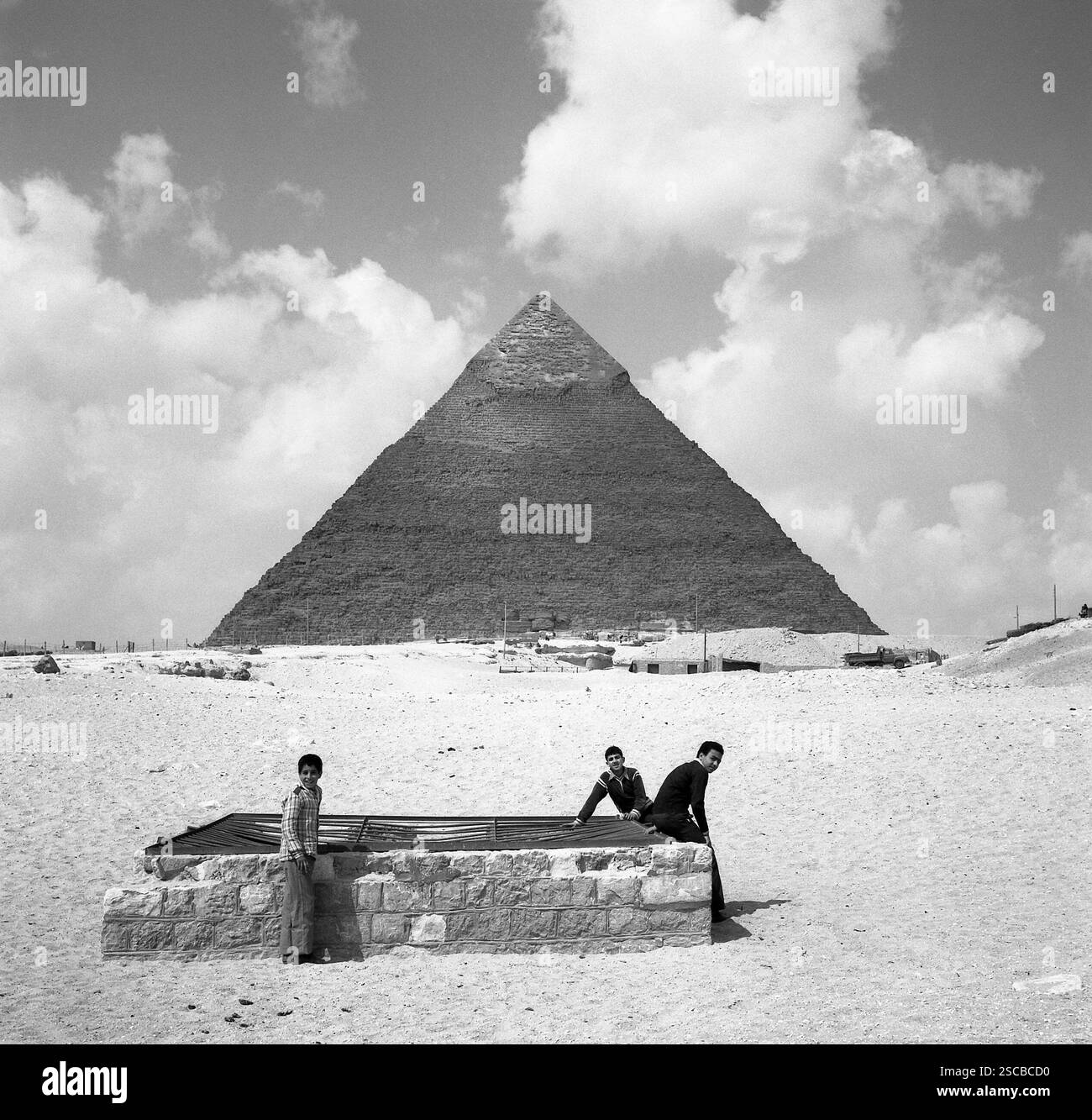 Great Pyramid of Giza in Egypt. In front children Stock Photo - Alamy