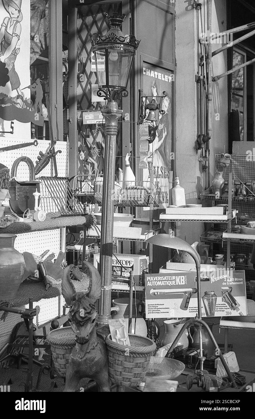 Store for gardenign. Bild zeigt bellows, lock, street lamp, spray ...