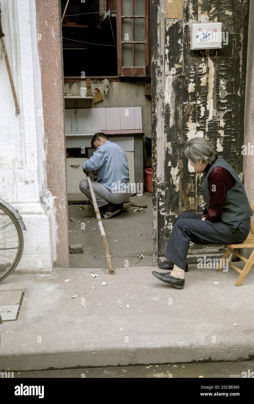 Everyday life in the Old City of Shanghai Stock Photo - Alamy