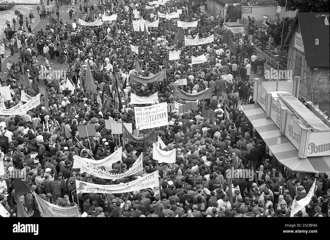 Demonstration against the Emergency Acts in May. Picture shows ...
