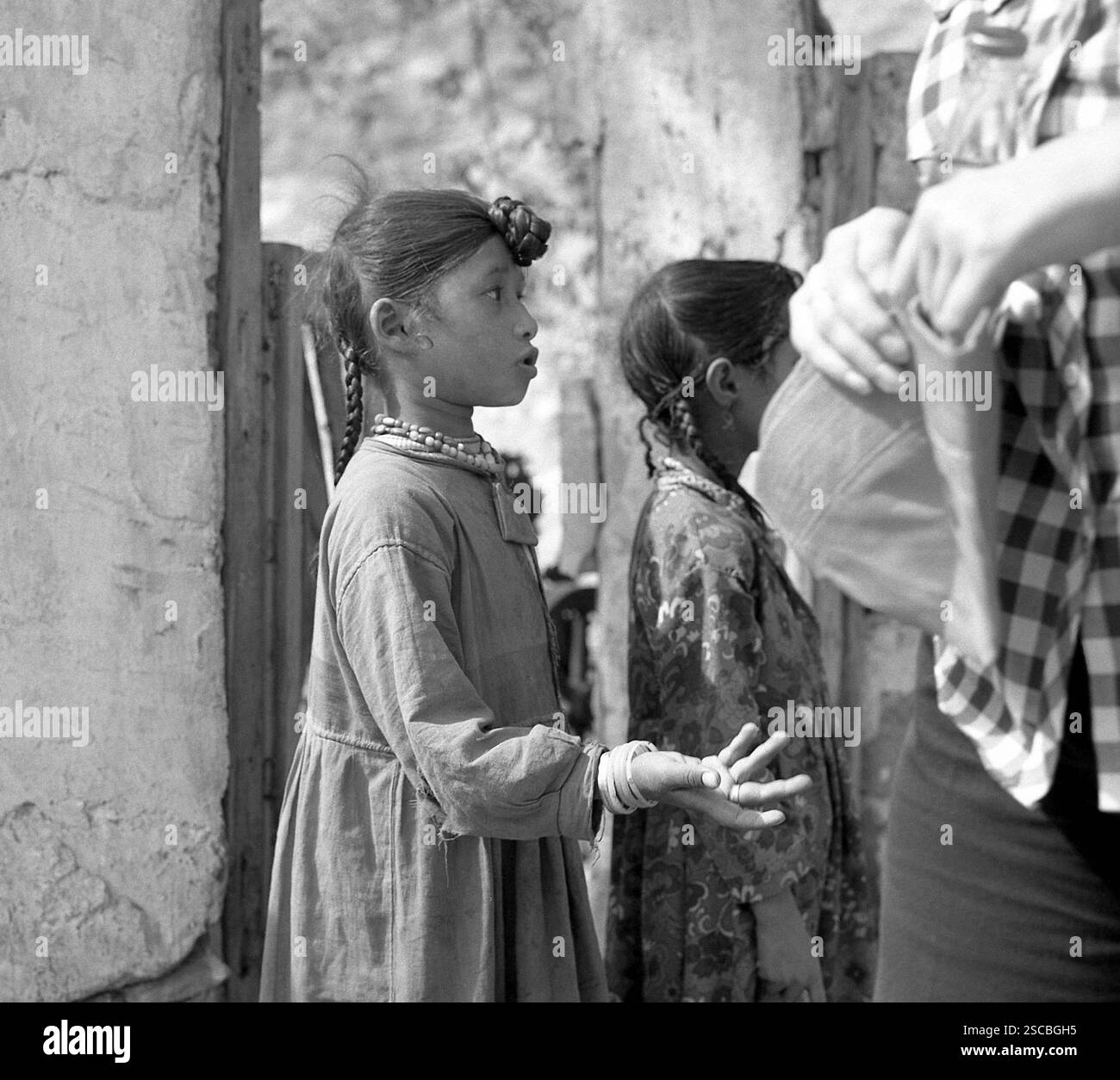 Children beg hi-res stock photography and images - Alamy