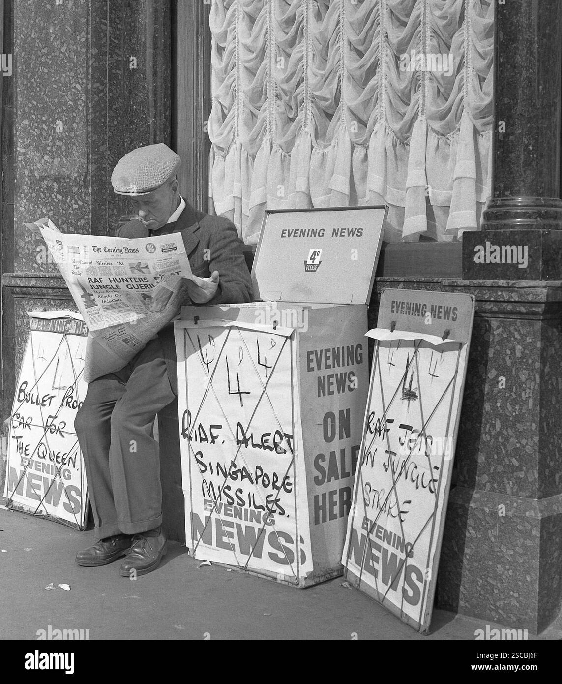 Newspaperman in London reading a newspaper Stock Photo - Alamy