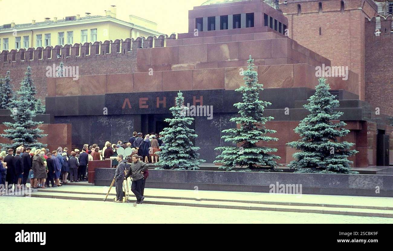 Line to lenin's mausoleum hi-res stock photography and images - Alamy