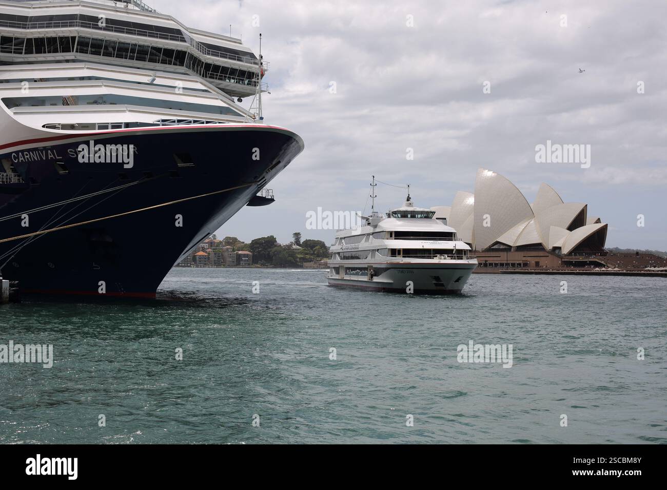 Carnival Splendour at Sydney Harbour Bridge Stock Photo - Alamy