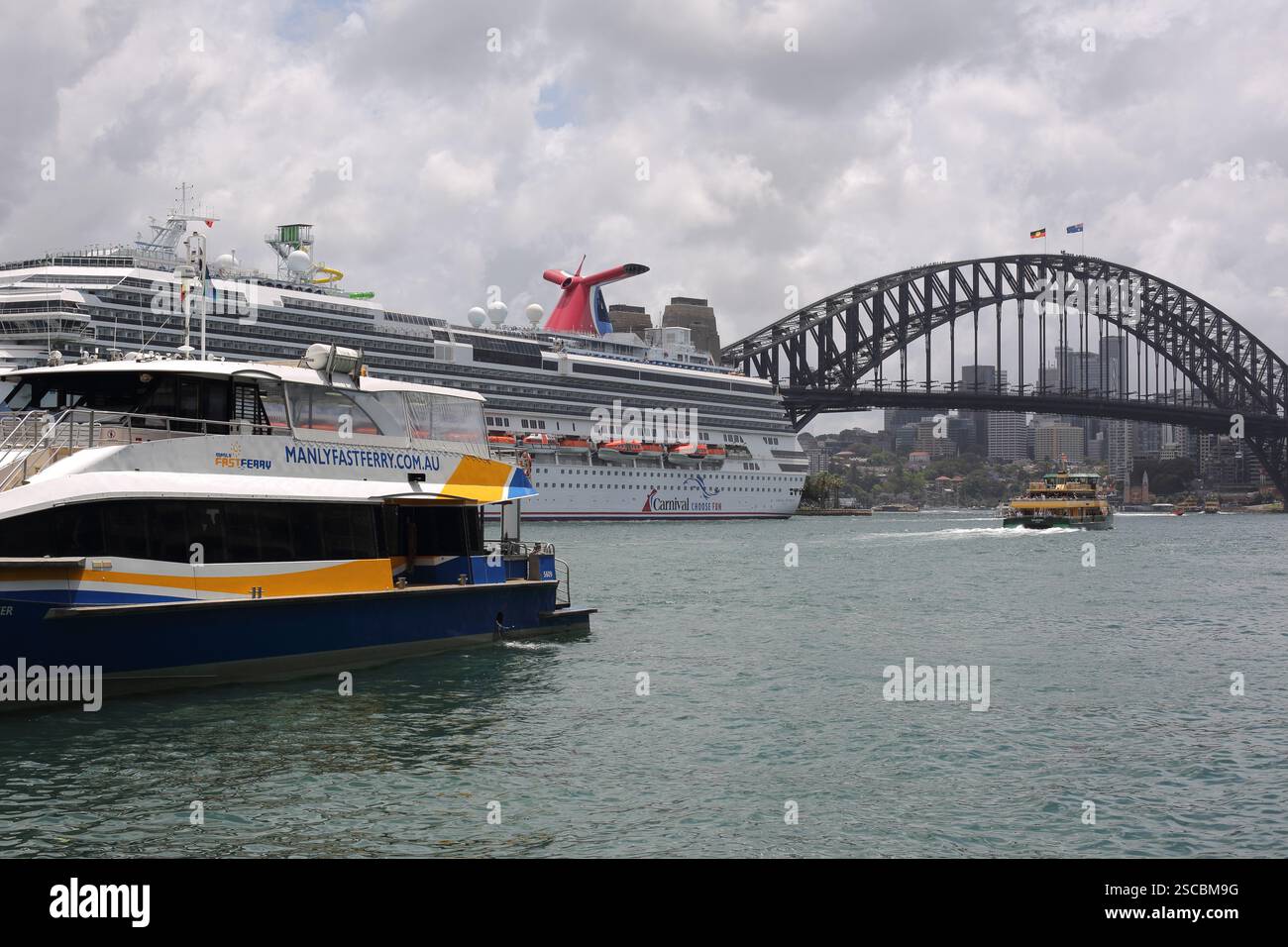 Carnival Splendour at Sydney Harbour Bridge Stock Photo - Alamy