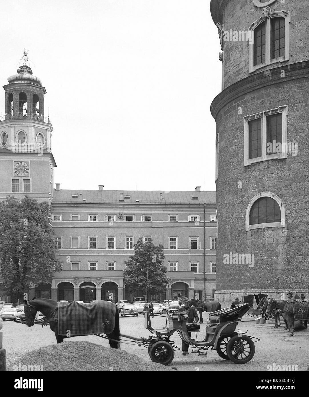 Carriage waiting Black and White Stock Photos & Images - Alamy