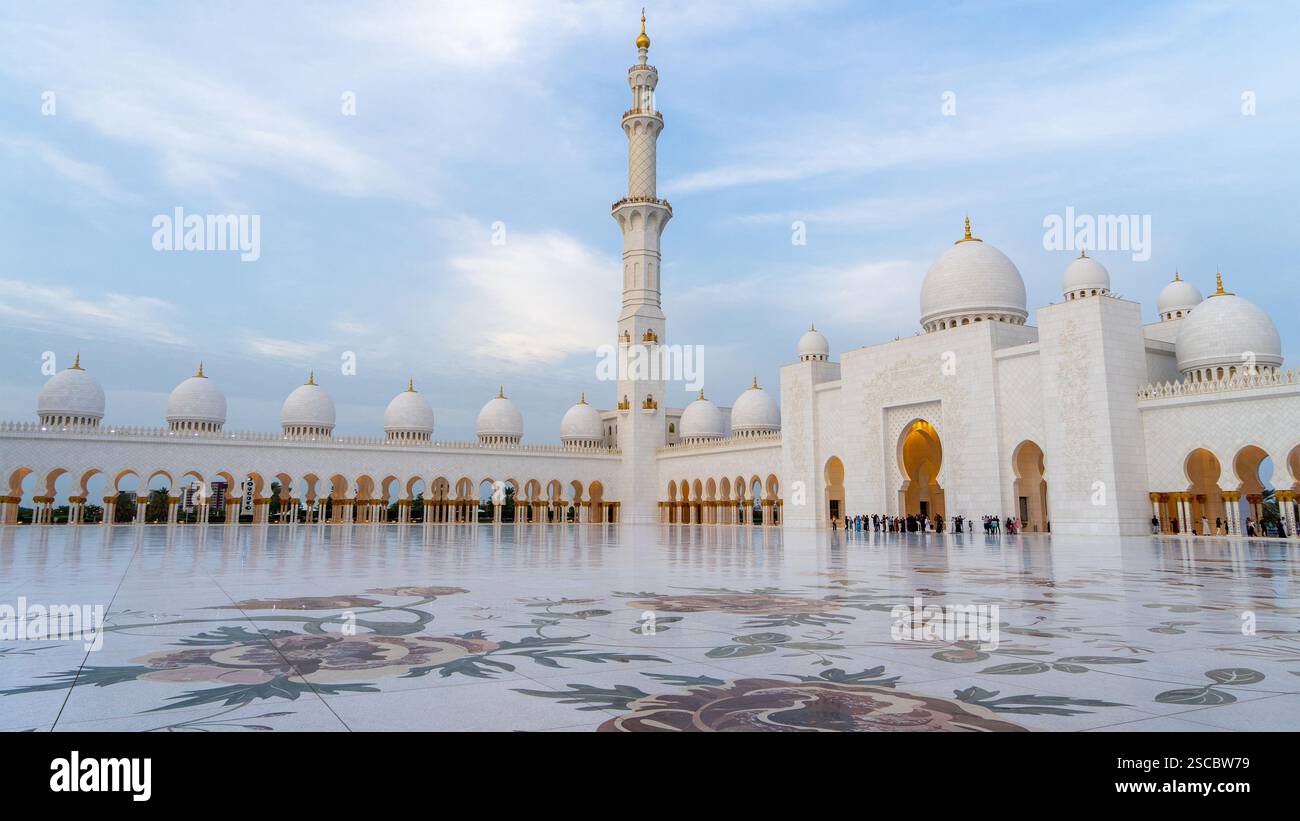Sheikh Zayed Grand Mosque at sunset, Abu Dhabi, United Arab Emirates ...