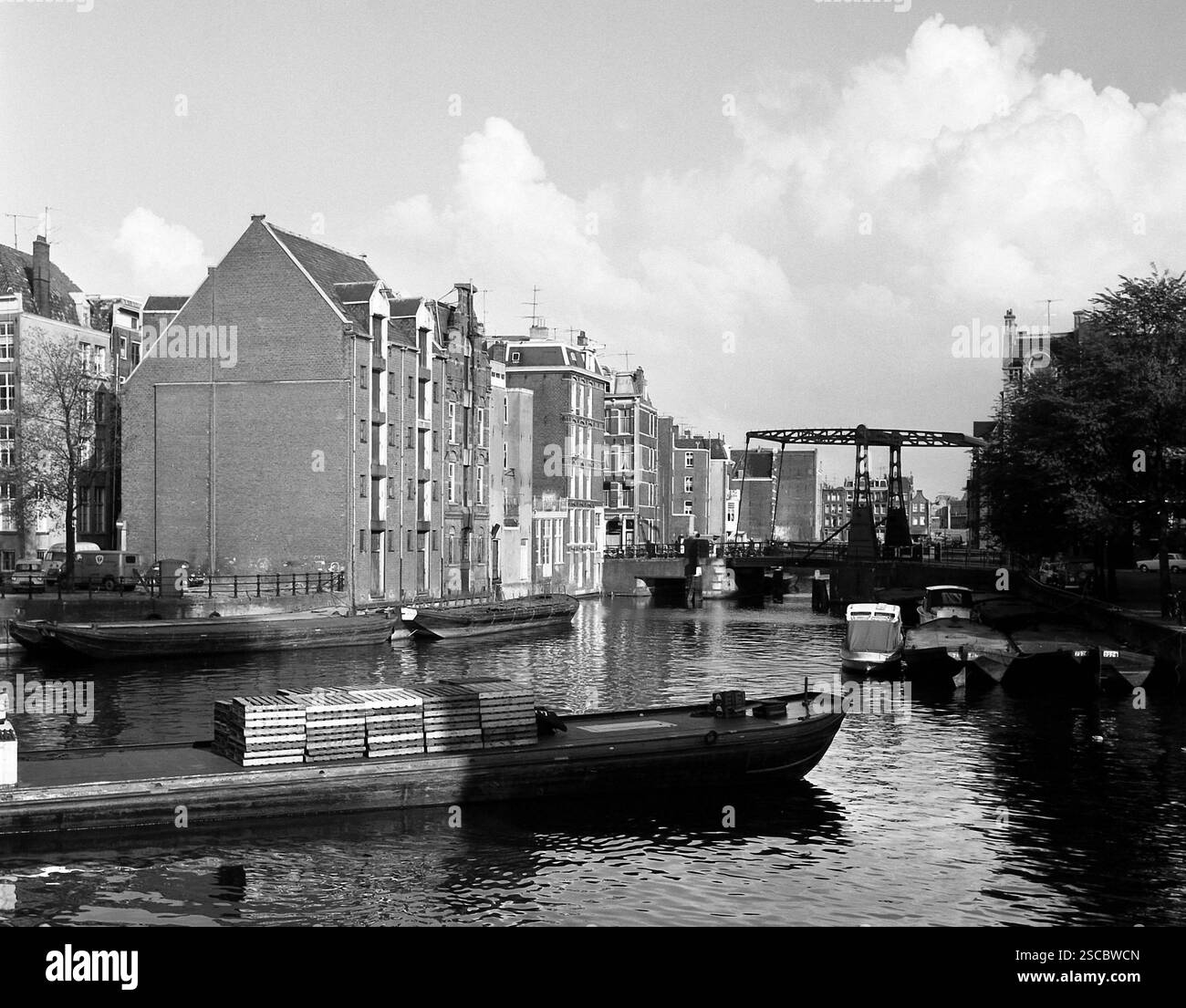 Building, boats, lift bridge and Grachten in Amsterdam Stock Photo - Alamy