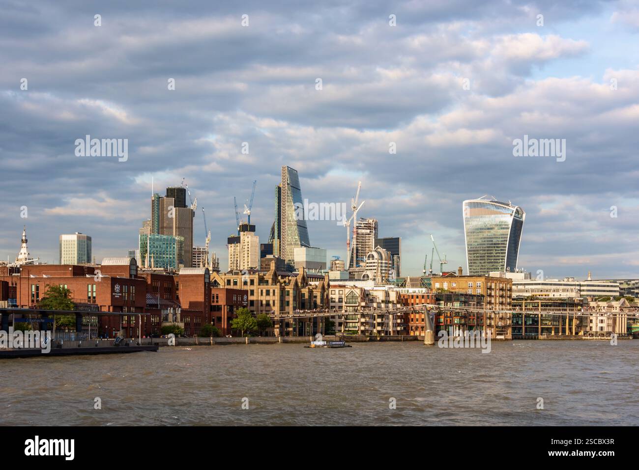 London skyline construction hi-res stock photography and images - Alamy