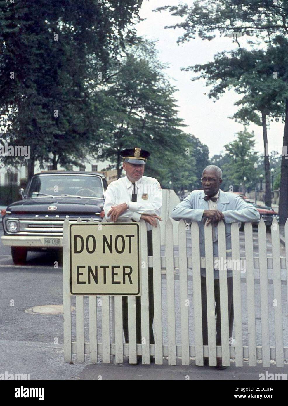 "Policeman in front of the White House in Washington D.C. standing at a ...