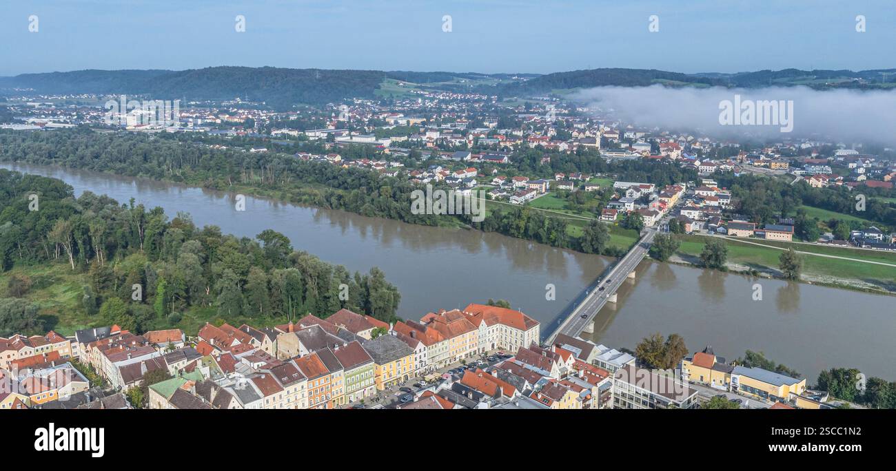 Die oberösterreichische Grenzstadt zu Bayern, Braunau am Inn von oben ...